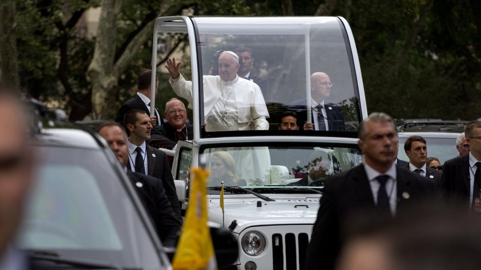 Massive crowds cheered for Pope Francis as he rode through Central Park ...