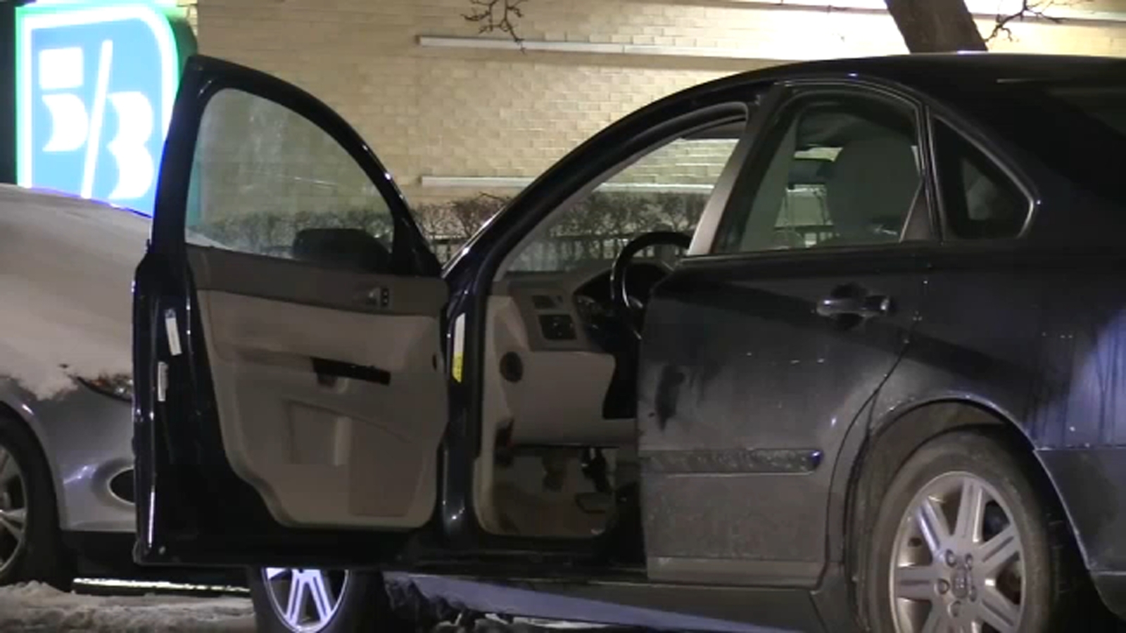 Carjacking in Chicago: Armed group steals 2 cars on same block in ...