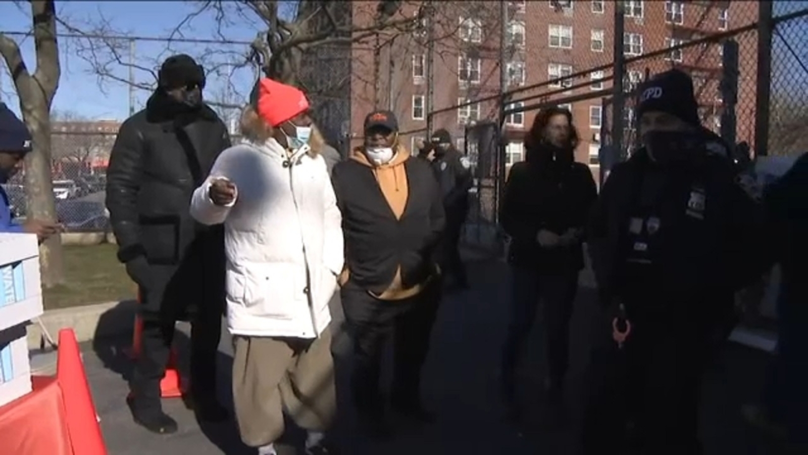 Comedian Tracy Morgan volunteers at pop-up food pantry on Staten Island ...