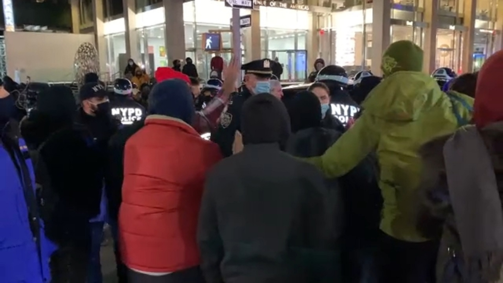 Officers, demonstrators clash at apparent anti-NYPD protest in Midtown ...