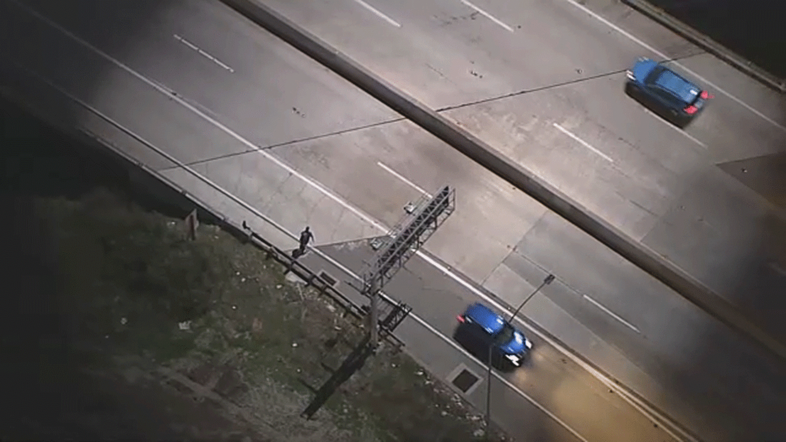 Chase: Suspect runs into freeway traffic after stolen-van pursuit ...