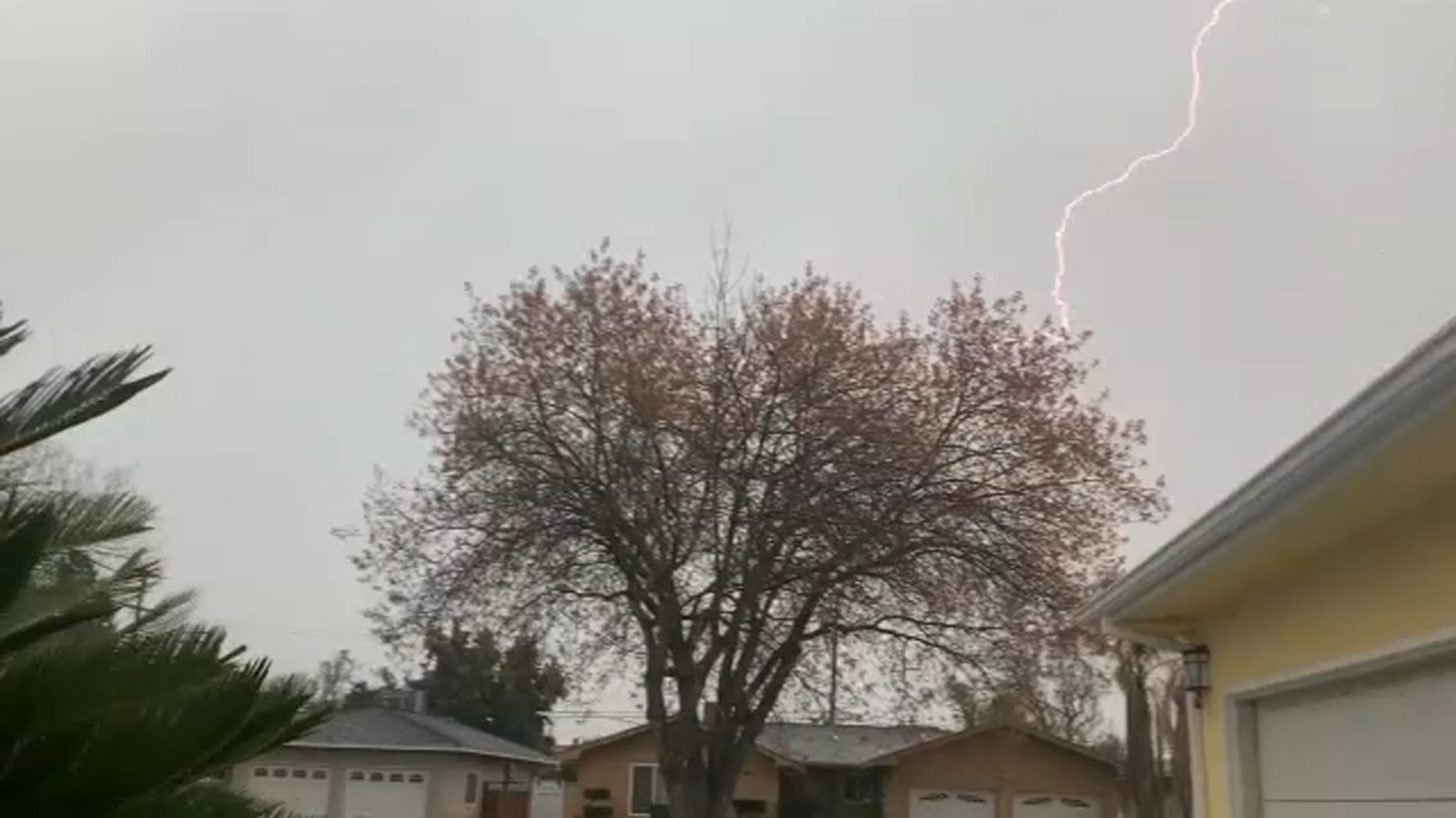 165 lightning strikes hit Fresno/Clovis area during storm, NWS Hanford ...