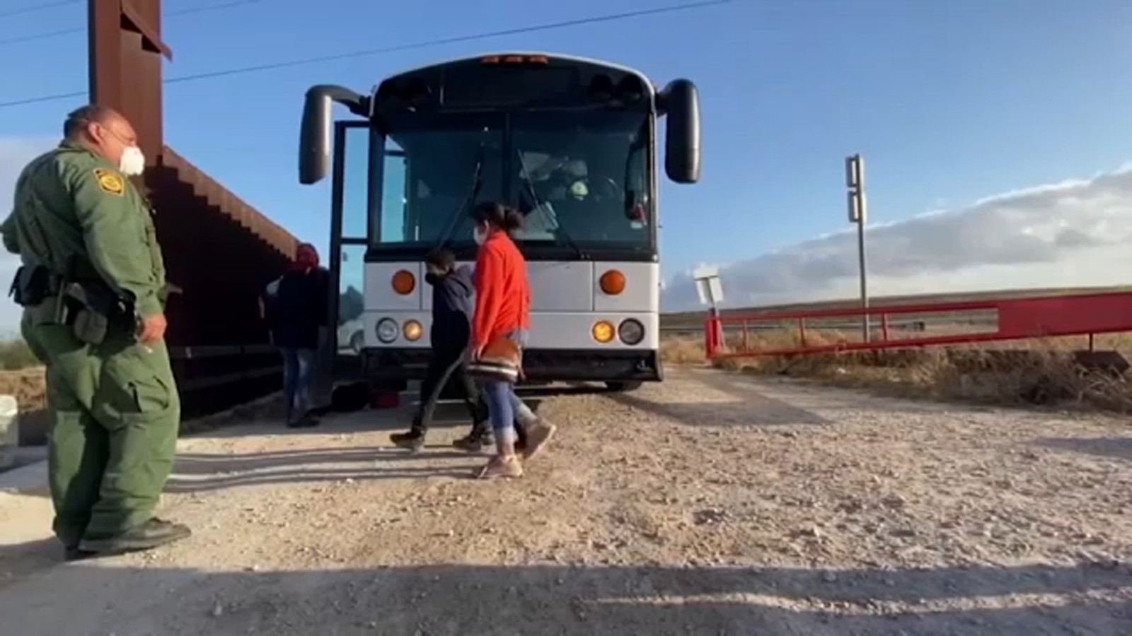 Gov. Abbott in Dallas hits at Biden White House over reported migrant ...