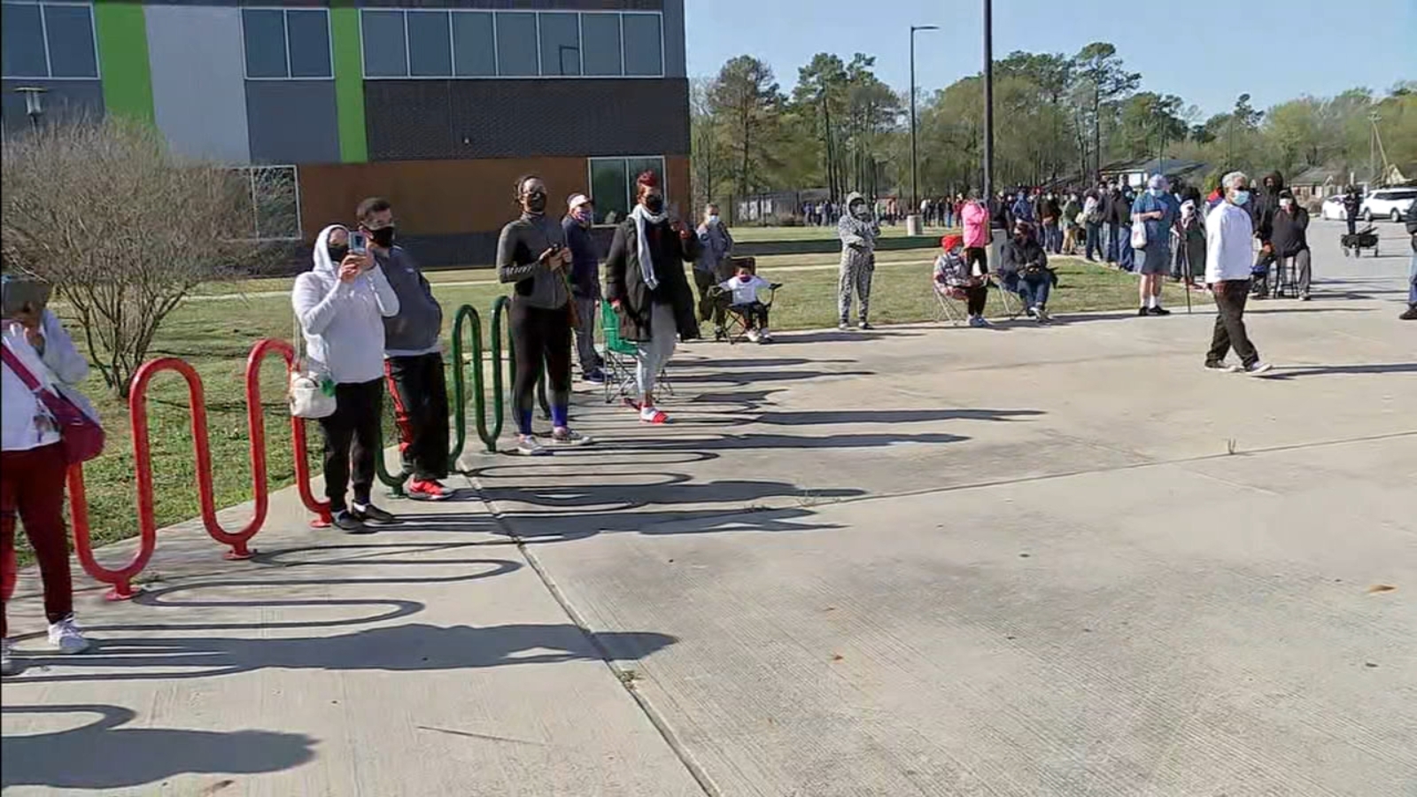 COVID-19 vaccines given to hundreds in NE Houston - ABC13 Houston