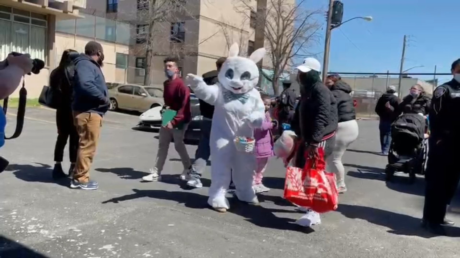 Be Kind: Easter Bunny makes special visit to shelter in Queens - ABC7 ...
