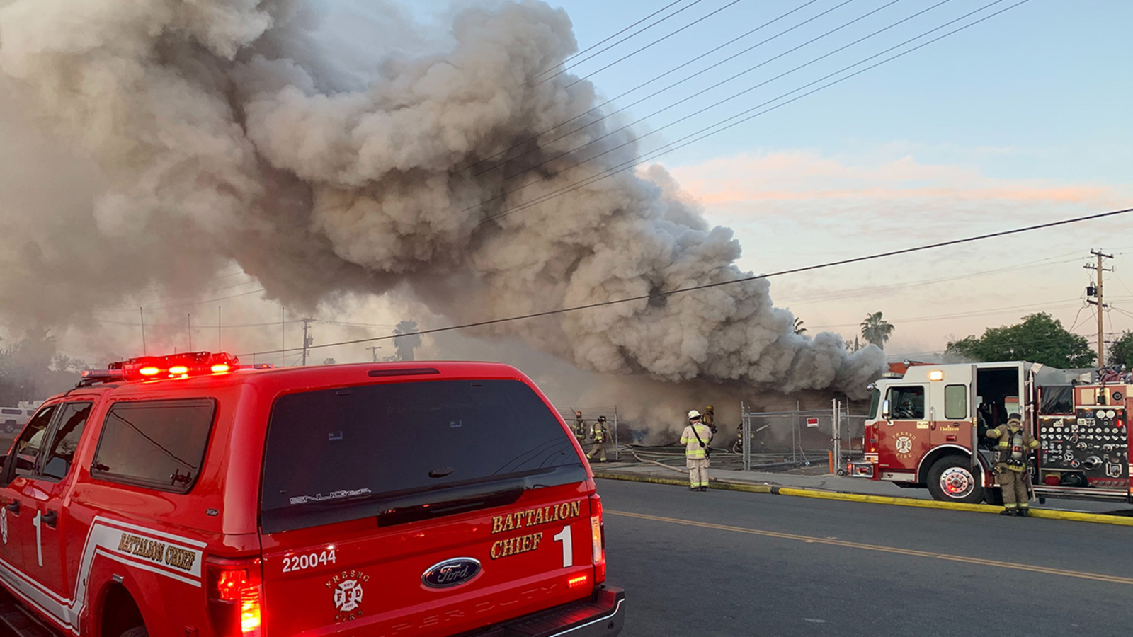 Firefighters battle blaze at southeast Fresno building - ABC30 Fresno