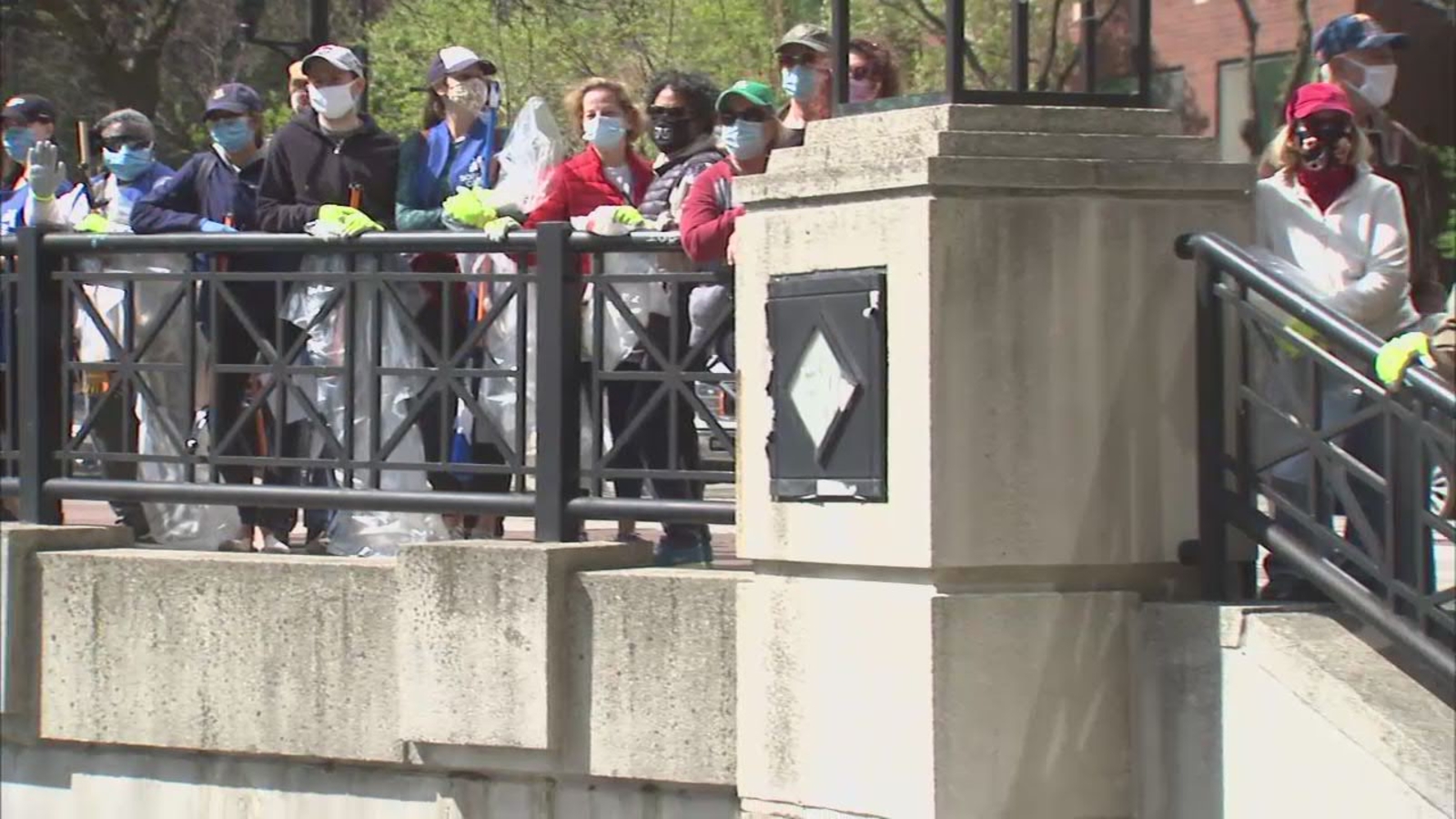 City of Chicago volunteers pick up trash across neighborhoods ...