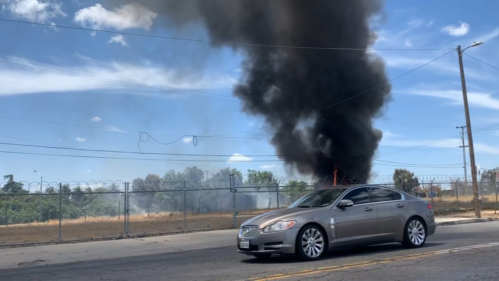 Firefighters battling grass fire in downtown Fresno - ABC30 Fresno