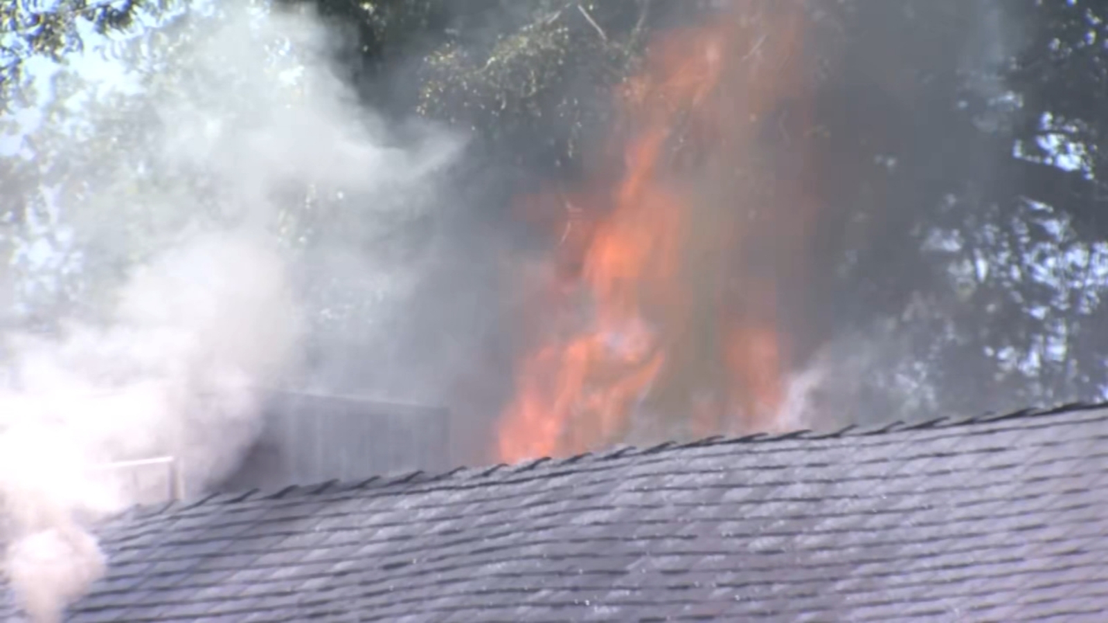 Fire jumps from building to building, badly damaging 2 houses in Clovis - ABC30 Fresno
