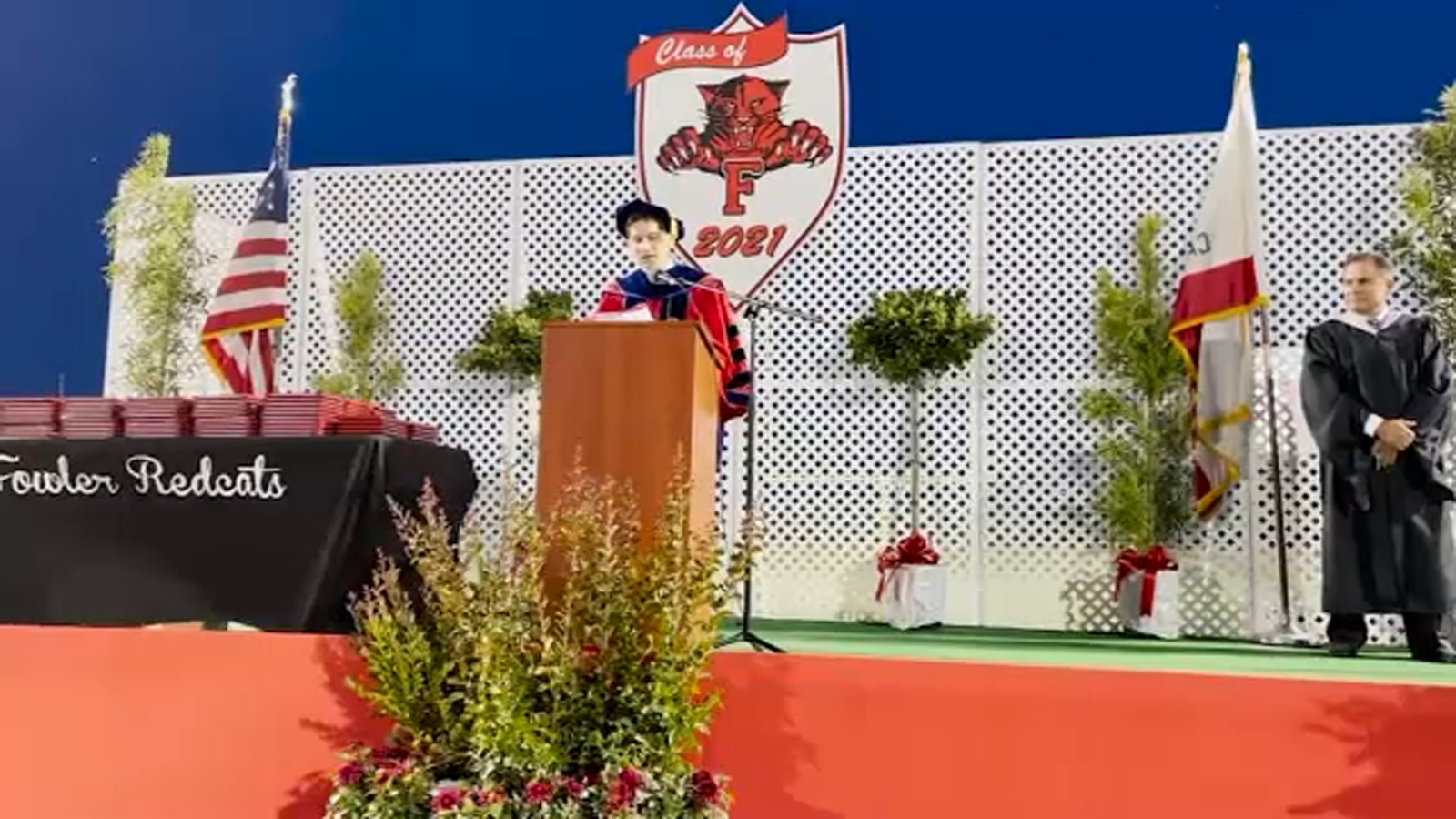 Fresno State president surprises graduating class at alma mater - ABC30 ...