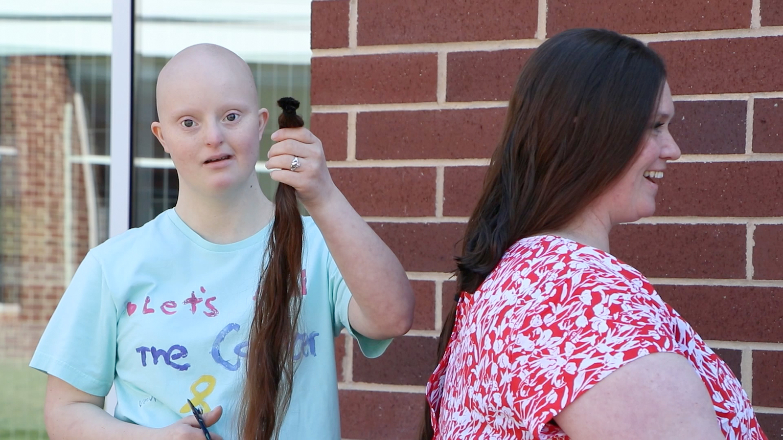 Teacher cuts hair in support of student battling cancer - ABC7 Chicago
