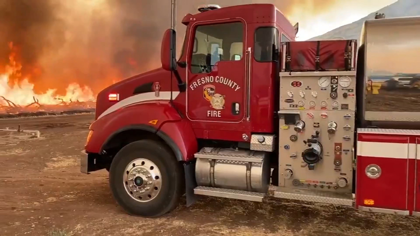 Firefighters battle grass fire near Orange Cove - ABC30 Fresno