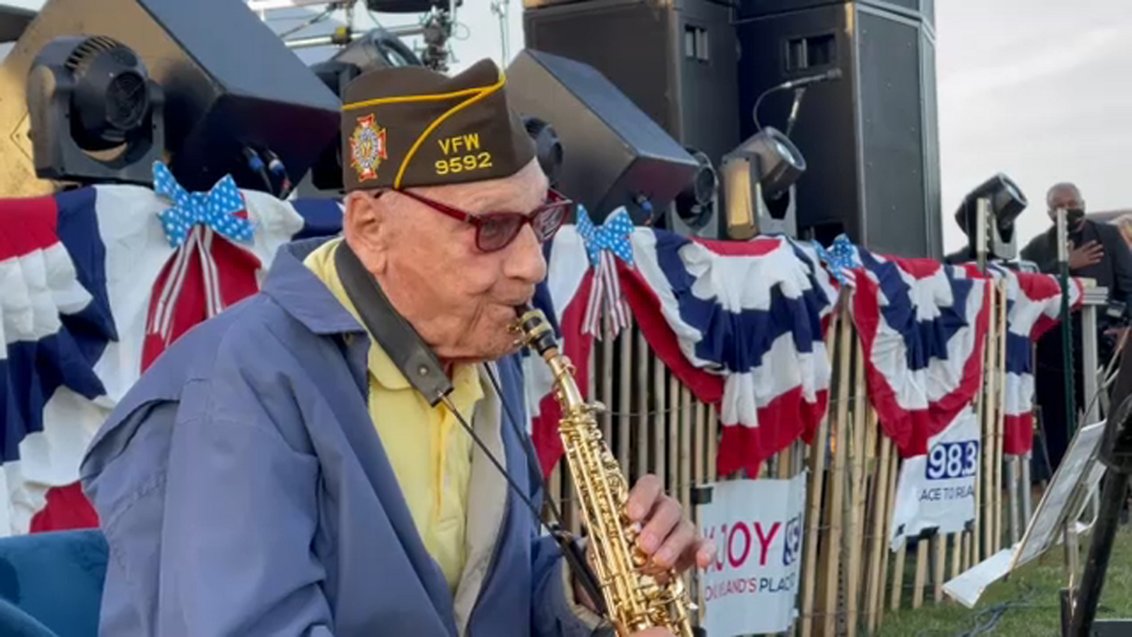 100-year-old veteran Dominick Critelli wows with Star-Spangled Banner ...