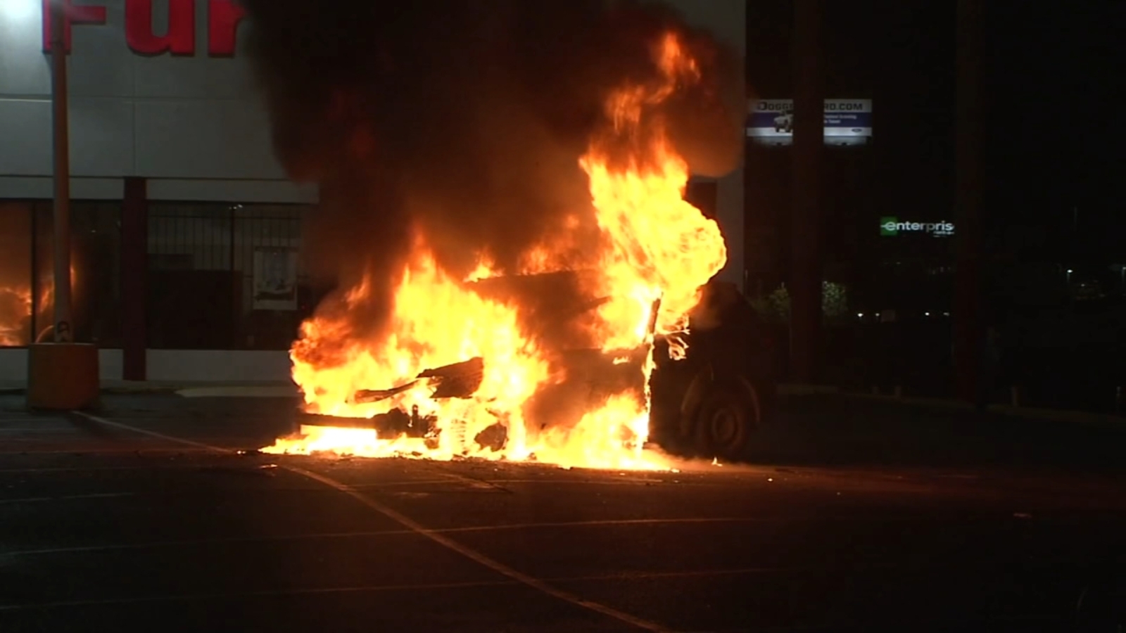 Man escapes car fire on North Freeway thanks to good Samaritan - ABC13 ...