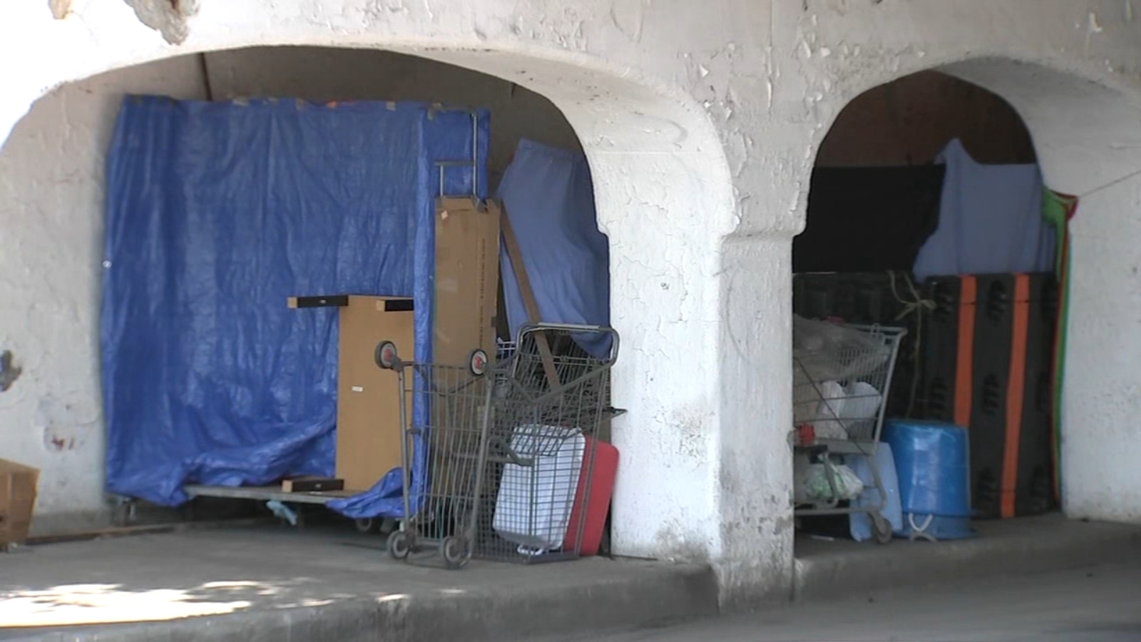 Chicago homeless camp blocking sidewalk used by Finkl Academy students ...