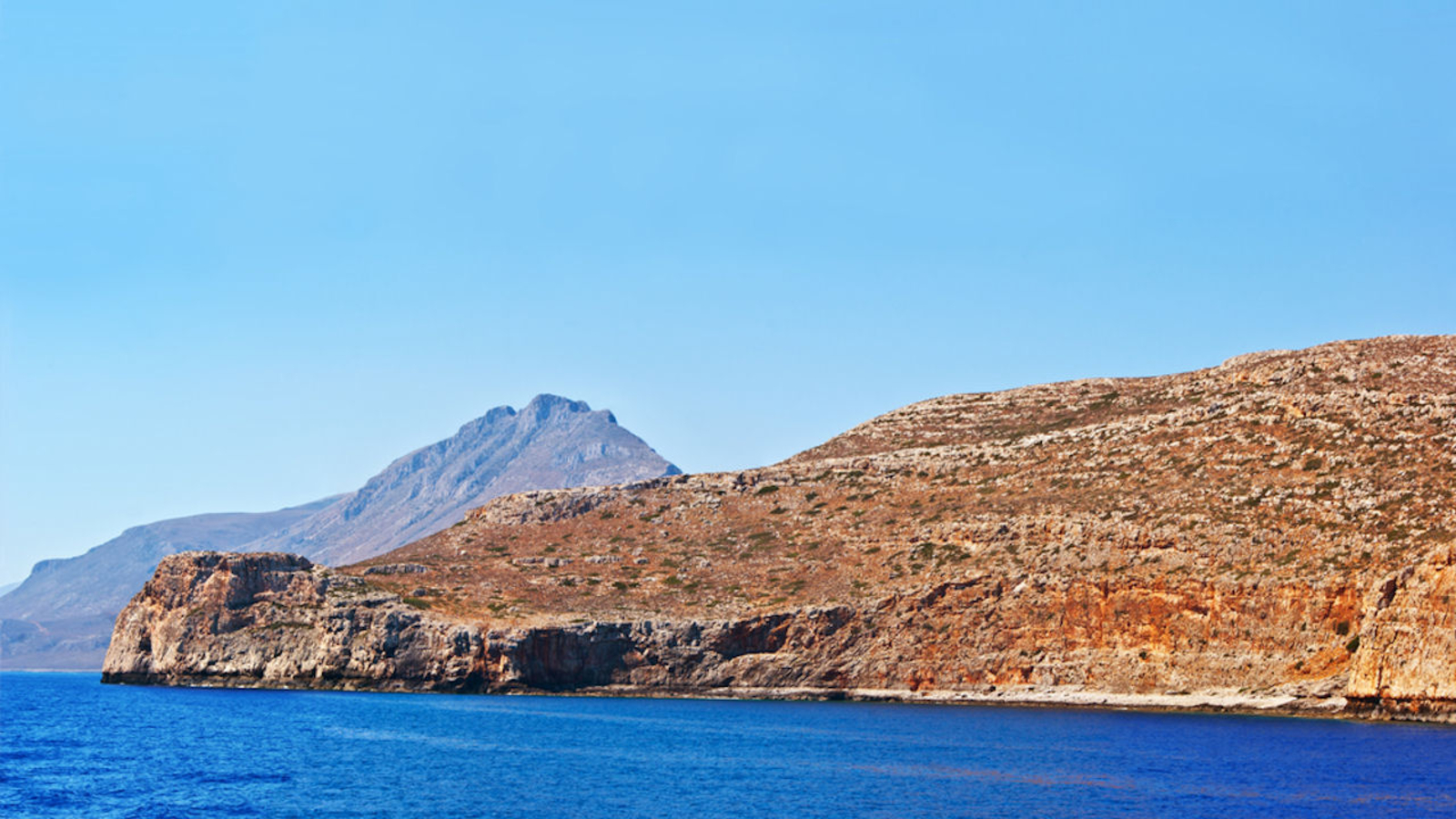 Earthquake in Greece transforms sandy beach into giant dust cloud ...