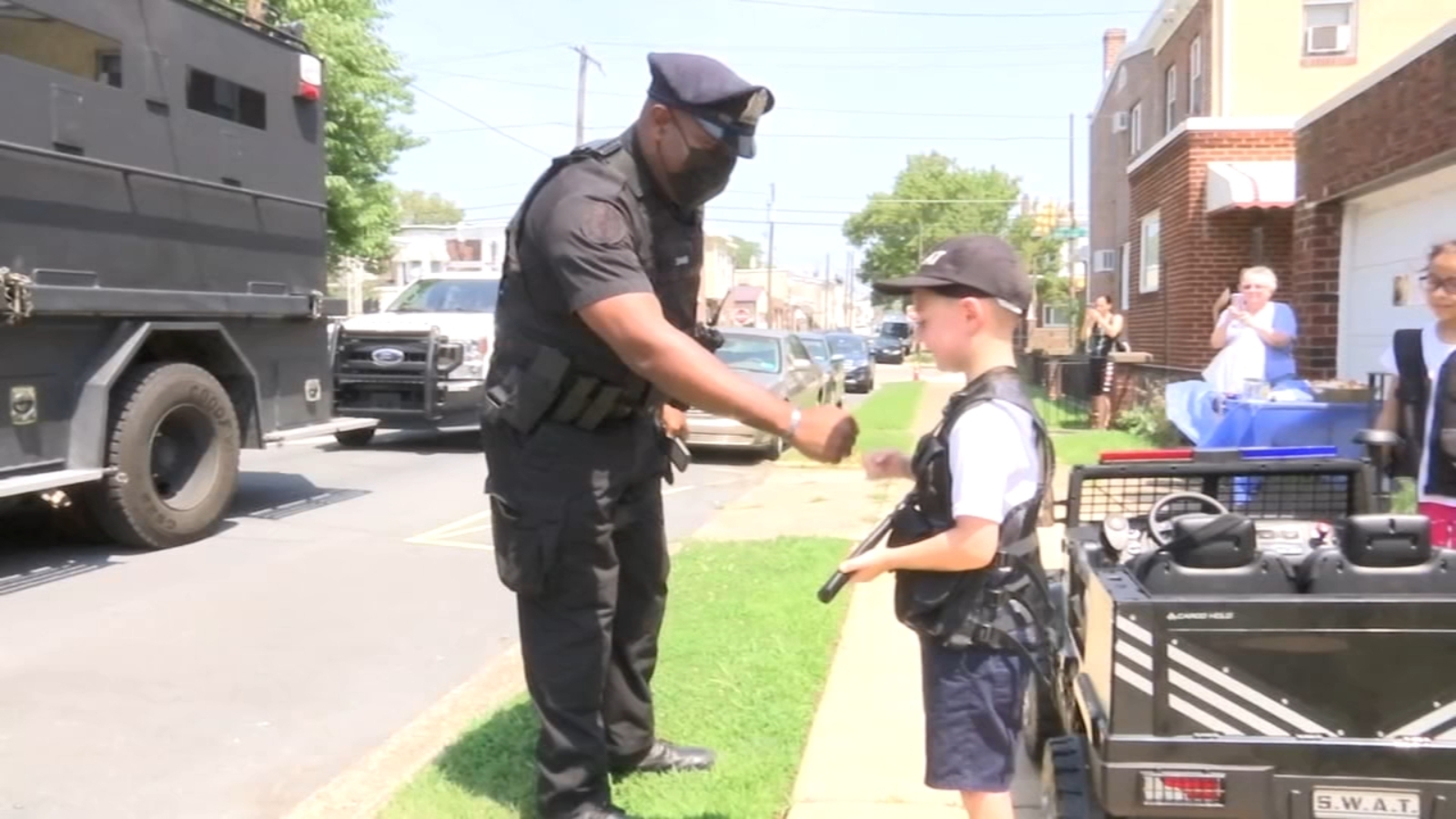 Philadelphia SWAT surprises 5-year-old boy who wanted to help neighbor ...