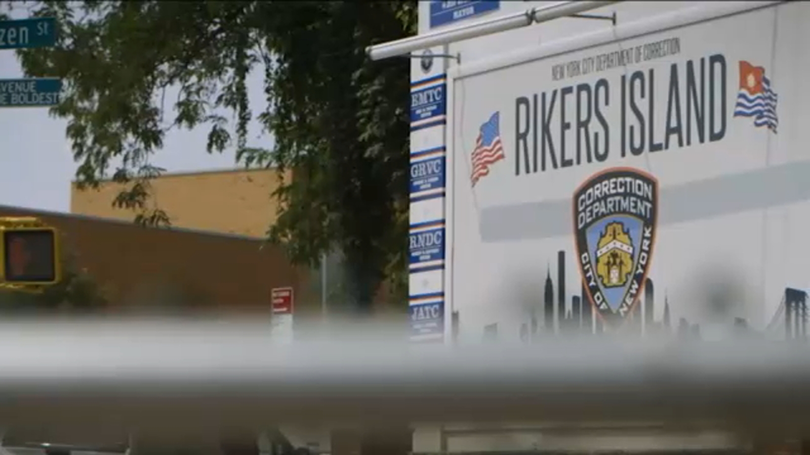 Rikers Island: NYC Mayor de Blasio unveils emergency plan to address ...
