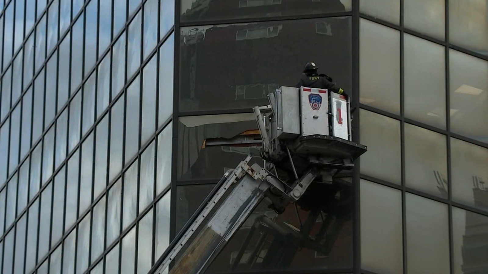 Glass panel falls 5 stories from Chinatown building, shatters on ...