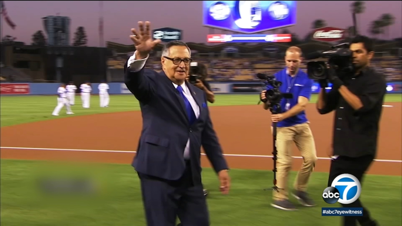 Dodgers honran al famoso locutor, Jaime Jarrín, en su última temporada ...