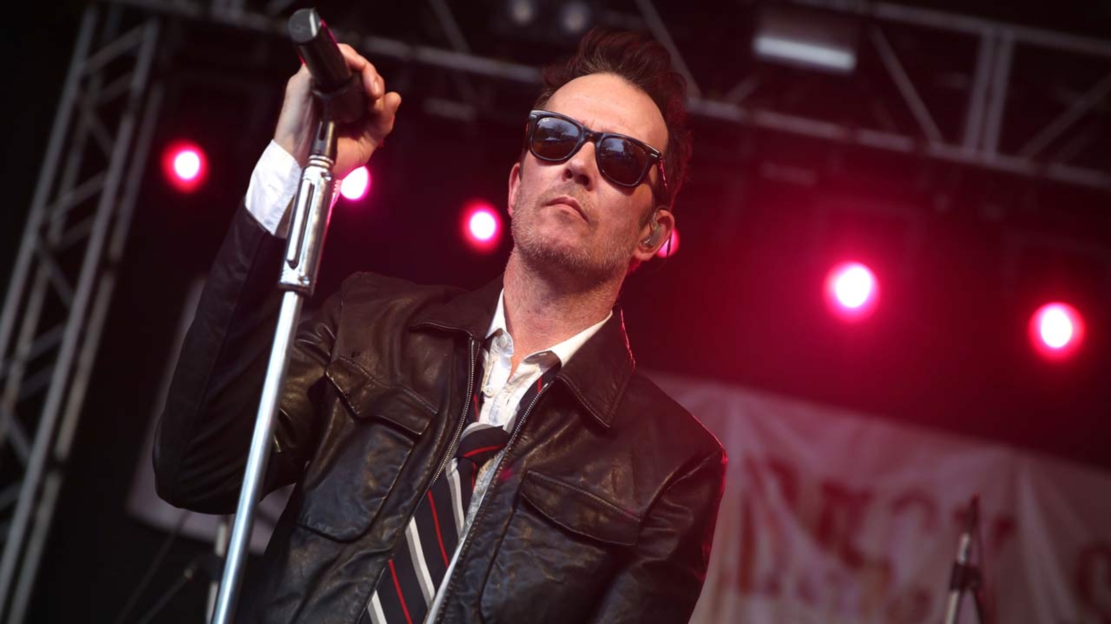 Scott Weiland's bandmate arrested after cocaine found in tour bus ...