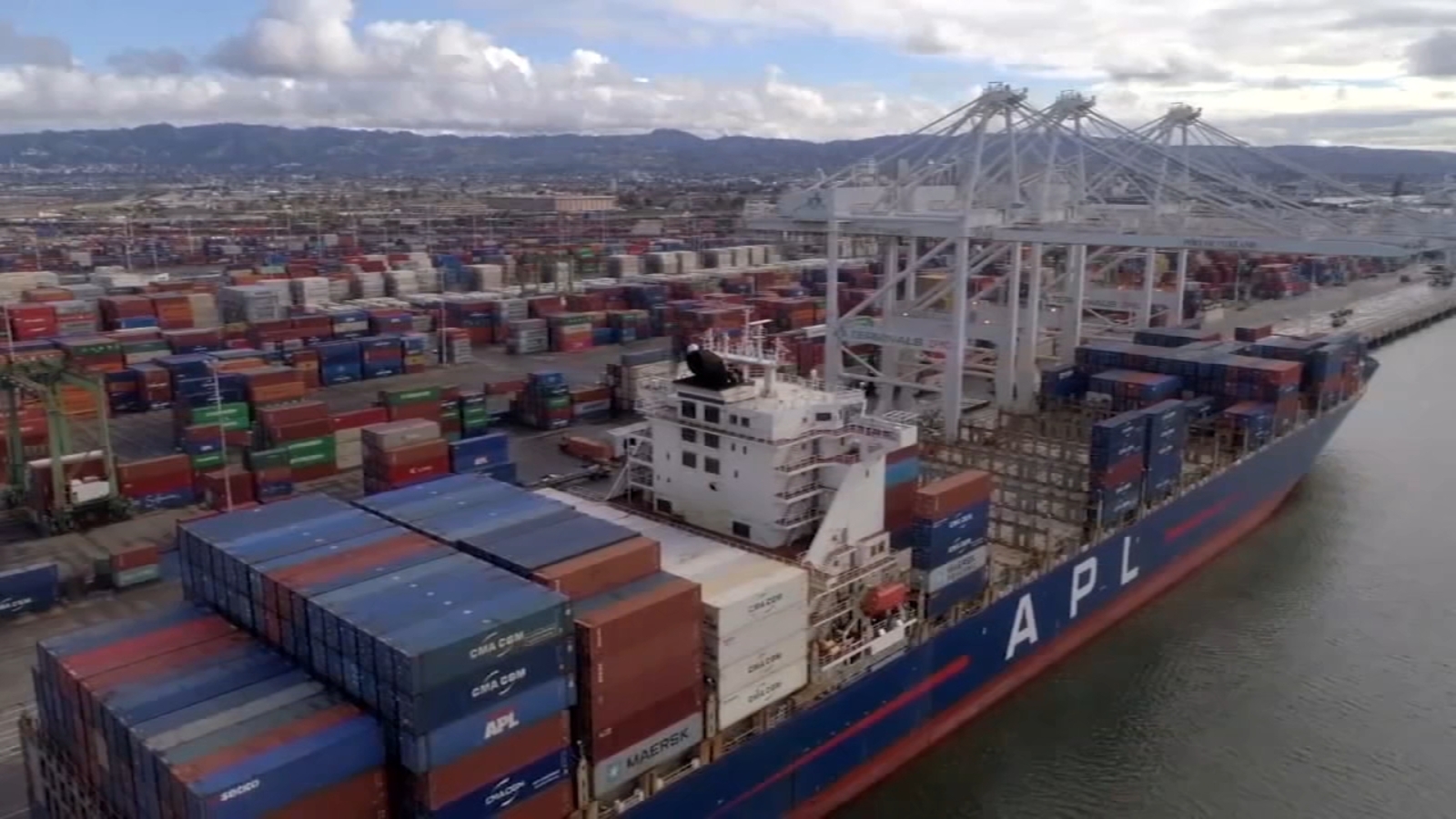 Supply chain shortage: Port of Oakland offers to help ease cargo ship ...