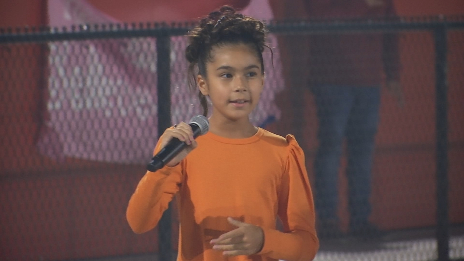 9-year-old singer wows crowd at Selma-Kingsburg game - ABC30 Fresno