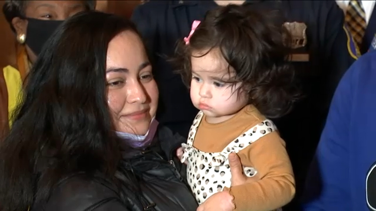 Mom, baby reunited with officers, bystanders who rescued them after ...