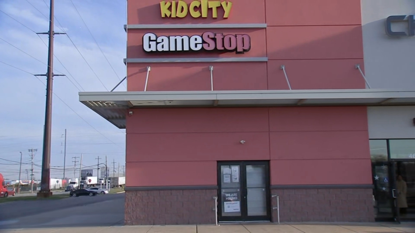 Philadelphia shooting: GameStop manager, 20, shot during attempted ...