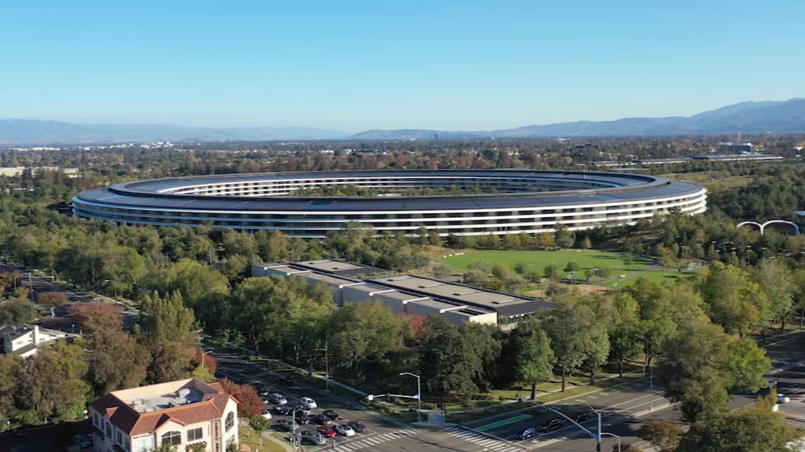 Report: Apple hands out $180,000 bonuses to keep top engineers from ...