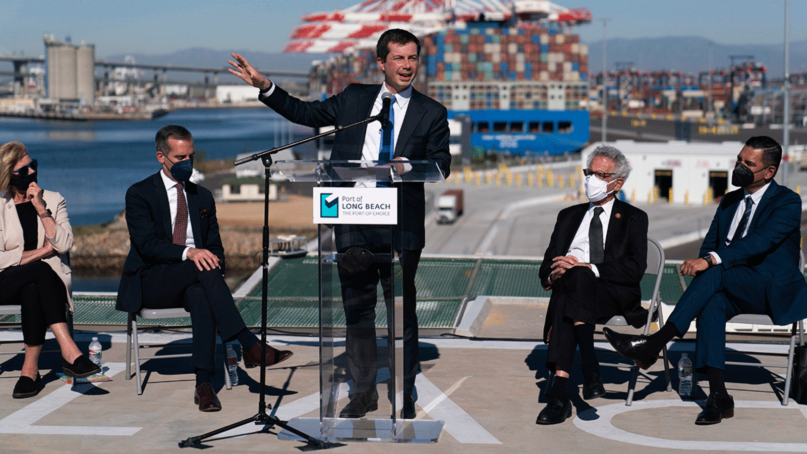 Buttigieg tours Los Angeles and Long Beach ports to assess progress to ...