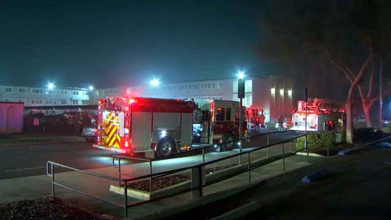 Man hospitalized after apartment fire in central Fresno - ABC30 Fresno