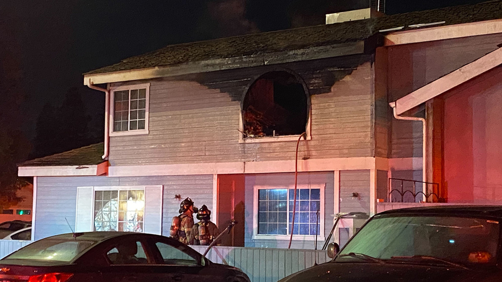 Fire damages 2-story townhouse in northwest Fresno; 1 displaced - ABC30 Fresno