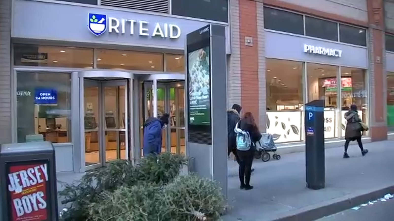 Michael Rapaport video capturing robber inside Rite Aid, shines light ...