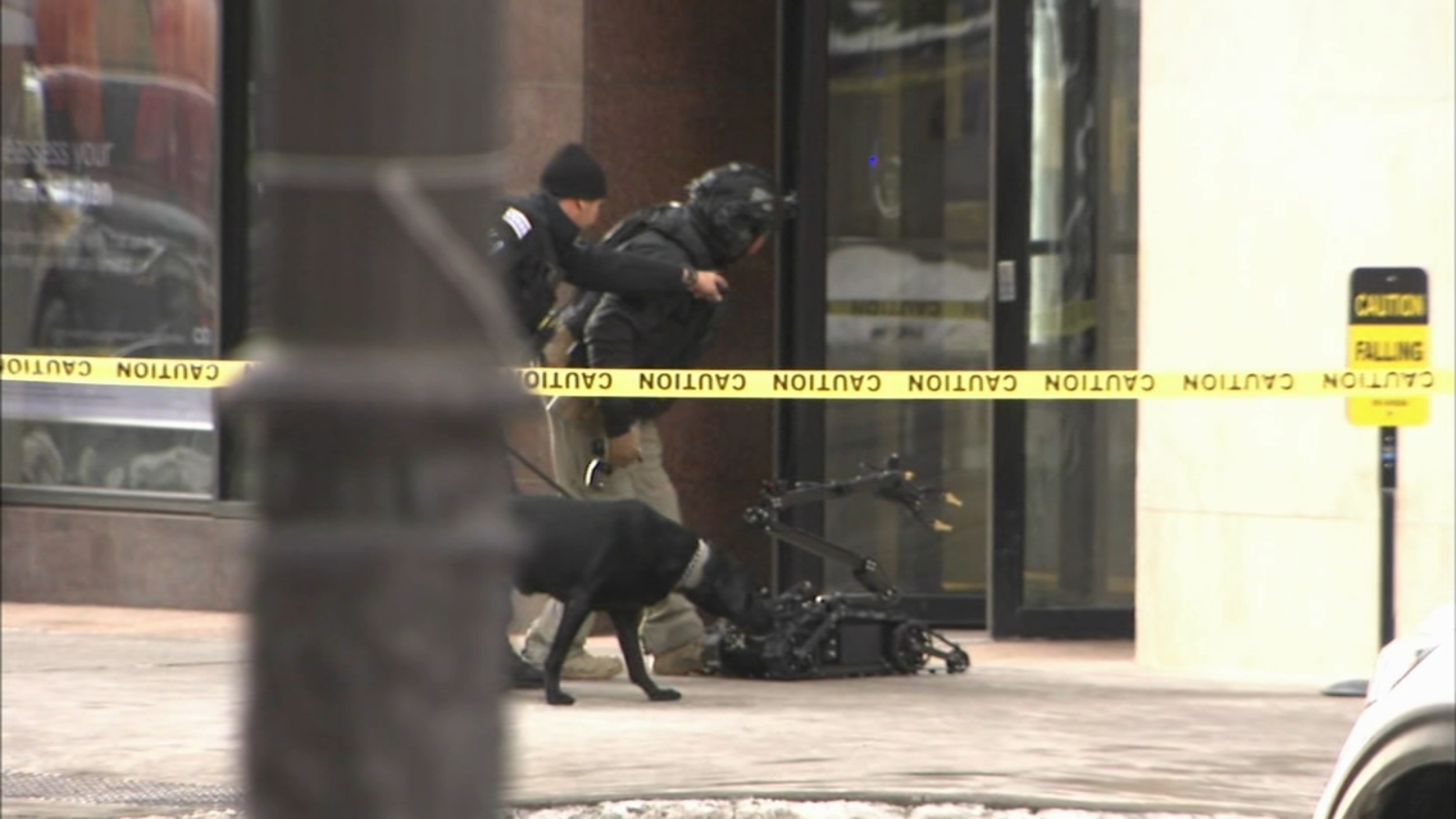 Chicago police investigating suspicious object at Michigan and Lake in ...