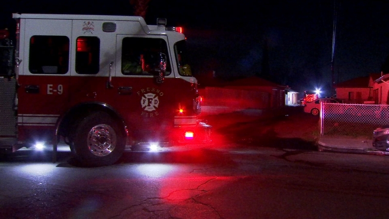 Fire at central Fresno apartment complex leaves 10 displaced - ABC30 Fresno