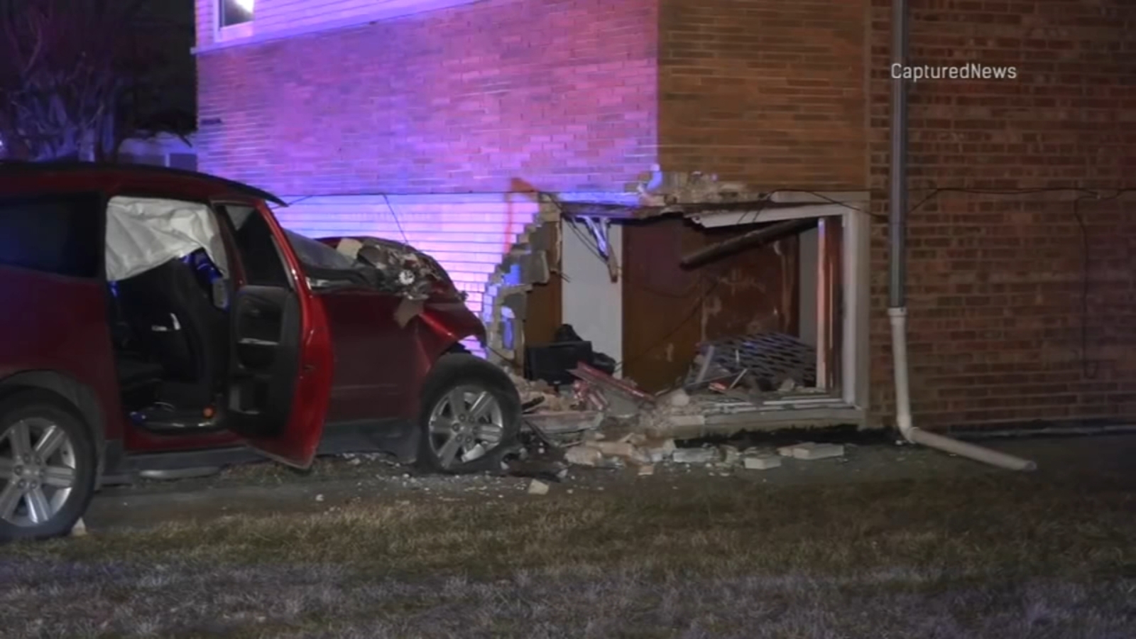 Chicago crash: 2 hurt after minivan crashes into apartment building on ...