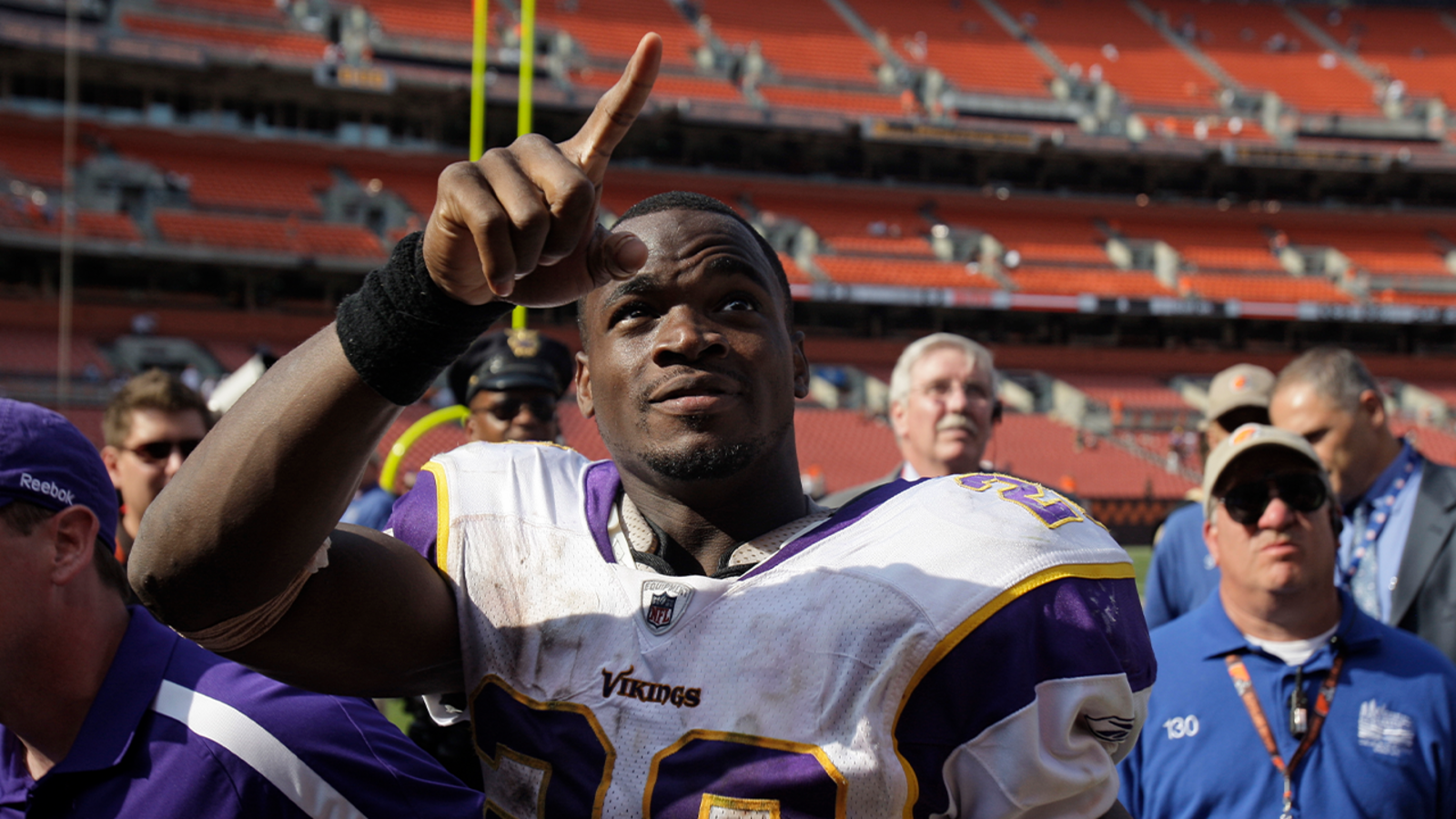 Former NFL star Adrian Peterson arrested at Los Angeles International ...