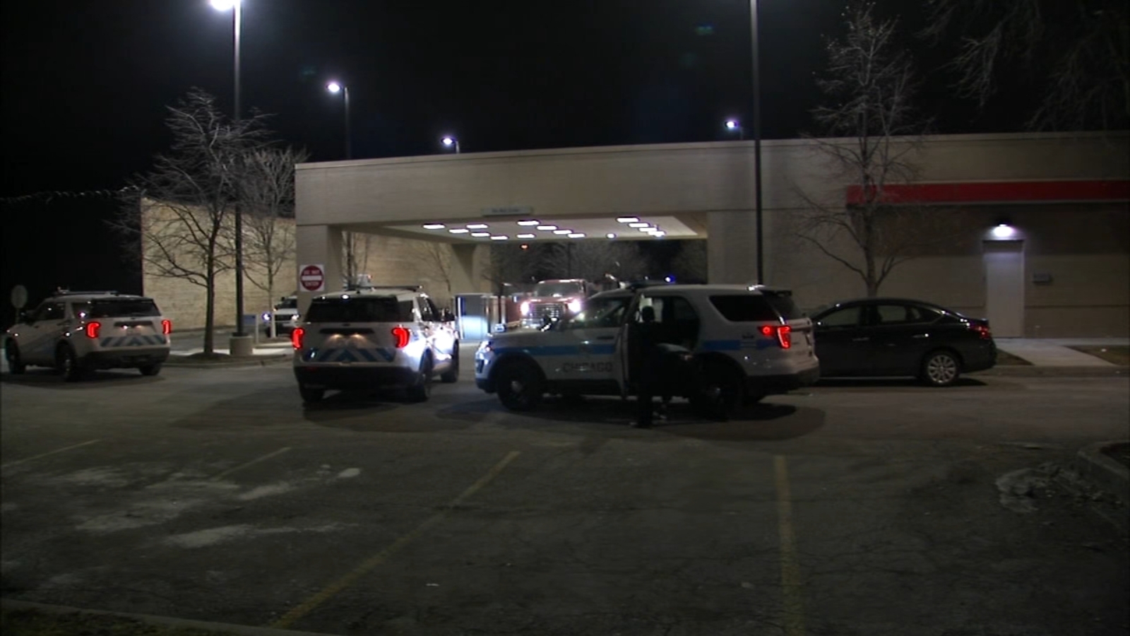 Chicago police investigating after would-be thieves try to pull Bank of ...