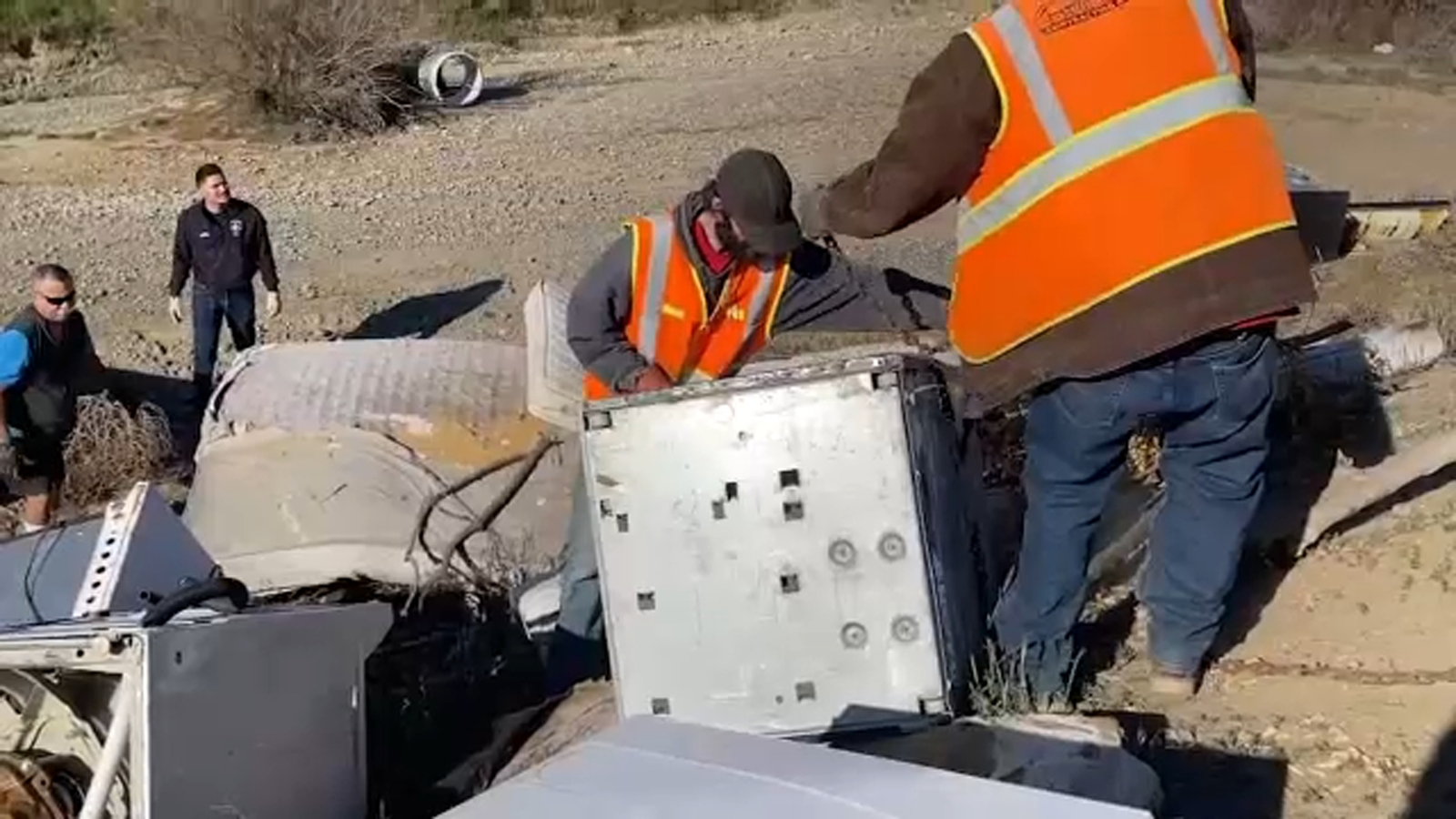 Volunteers work to clean up illegal dump sites in Coalinga, local ...