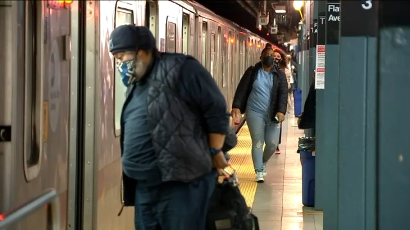 How To Stay Safe On The Subway What To Do If You Spot A Crime Abc7