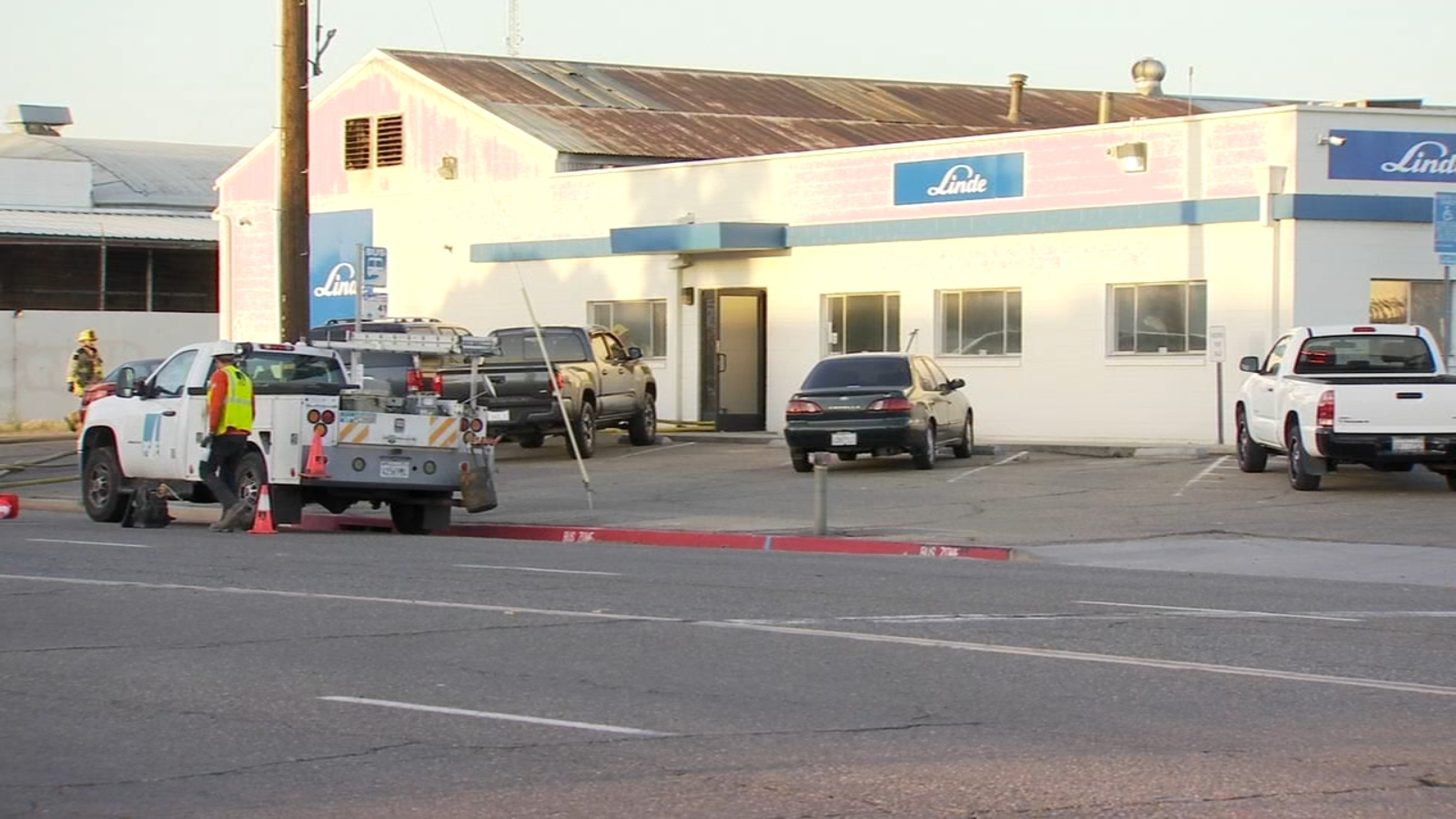 1 hospitalized after fire in southeast Fresno, officials say - ABC30 Fresno