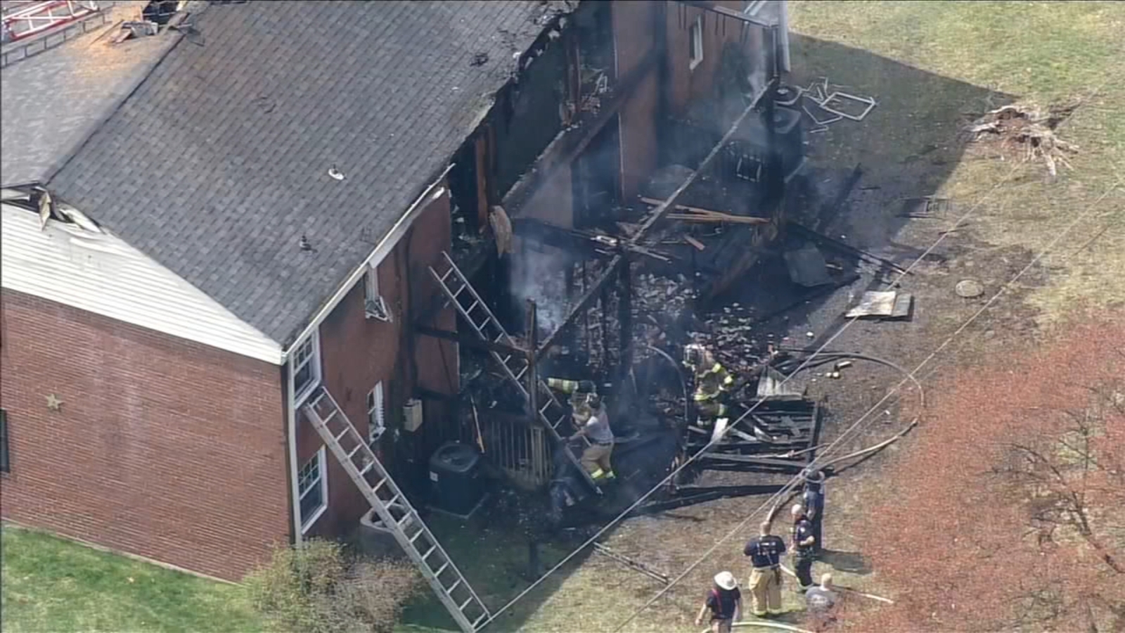 Crews battle apartment fire in New Castle County, Delaware - 6abc ...