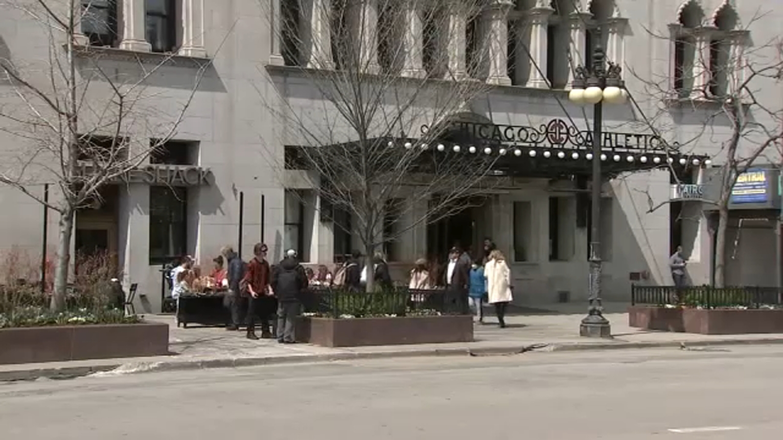 Chicago Mayor Lori Lightfoot's security detail catches man with guns ...