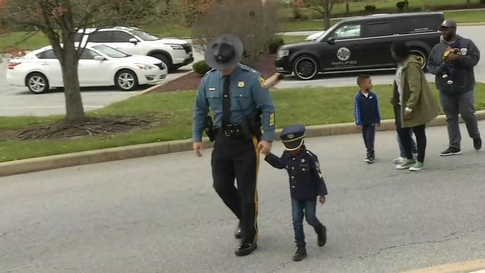 Delaware state trooper helps 5-year-old celebrate her birthday - 6abc ...