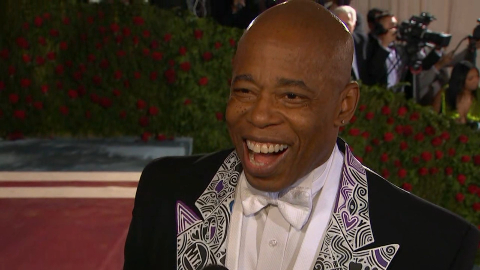 NYC Mayor Eric Adams sends a message at 2022 Met Gala with jacket ...