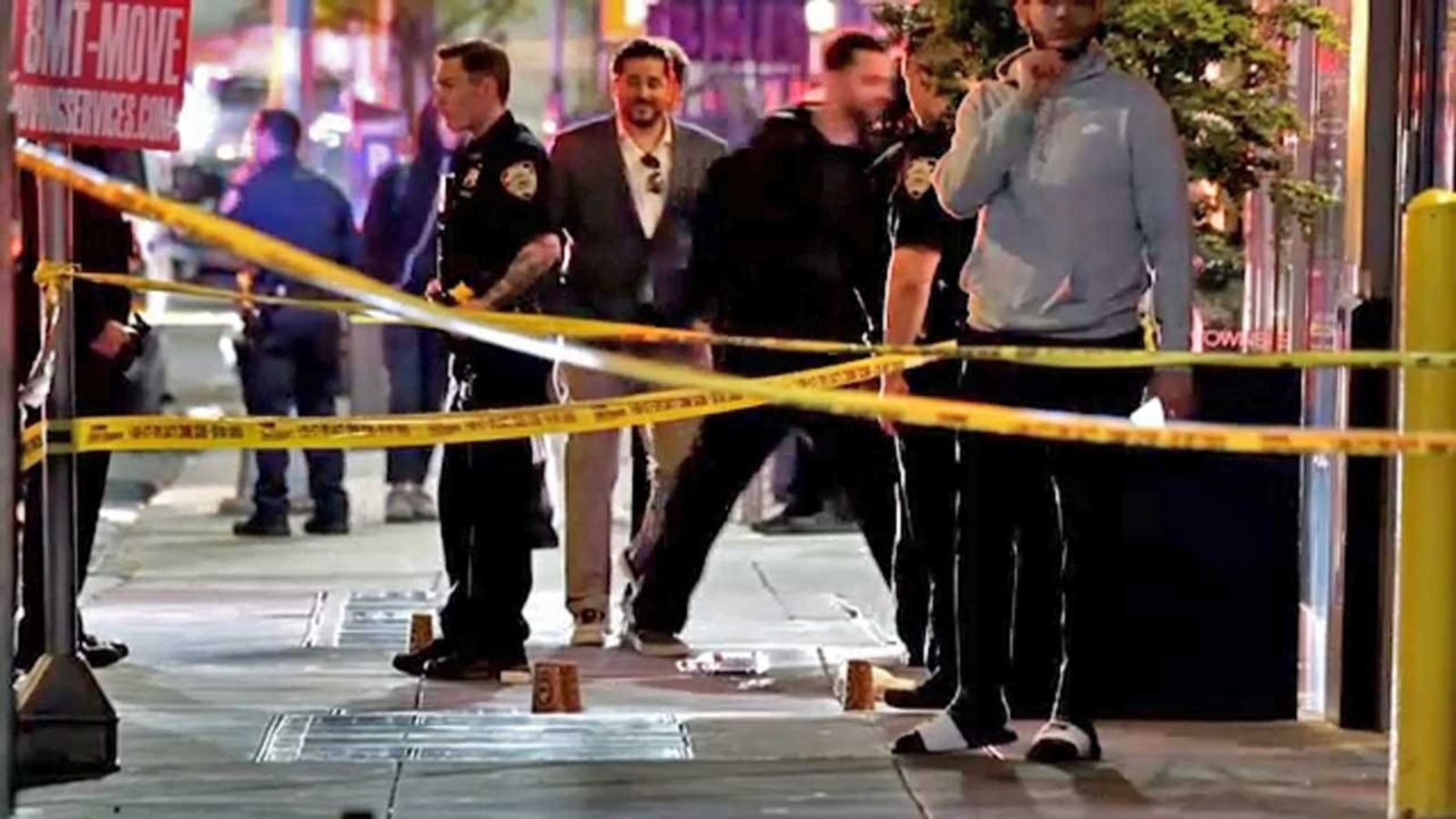 Nyc Crime 2 People Fatally Shot In Midtown Manhattan 3 Suspects