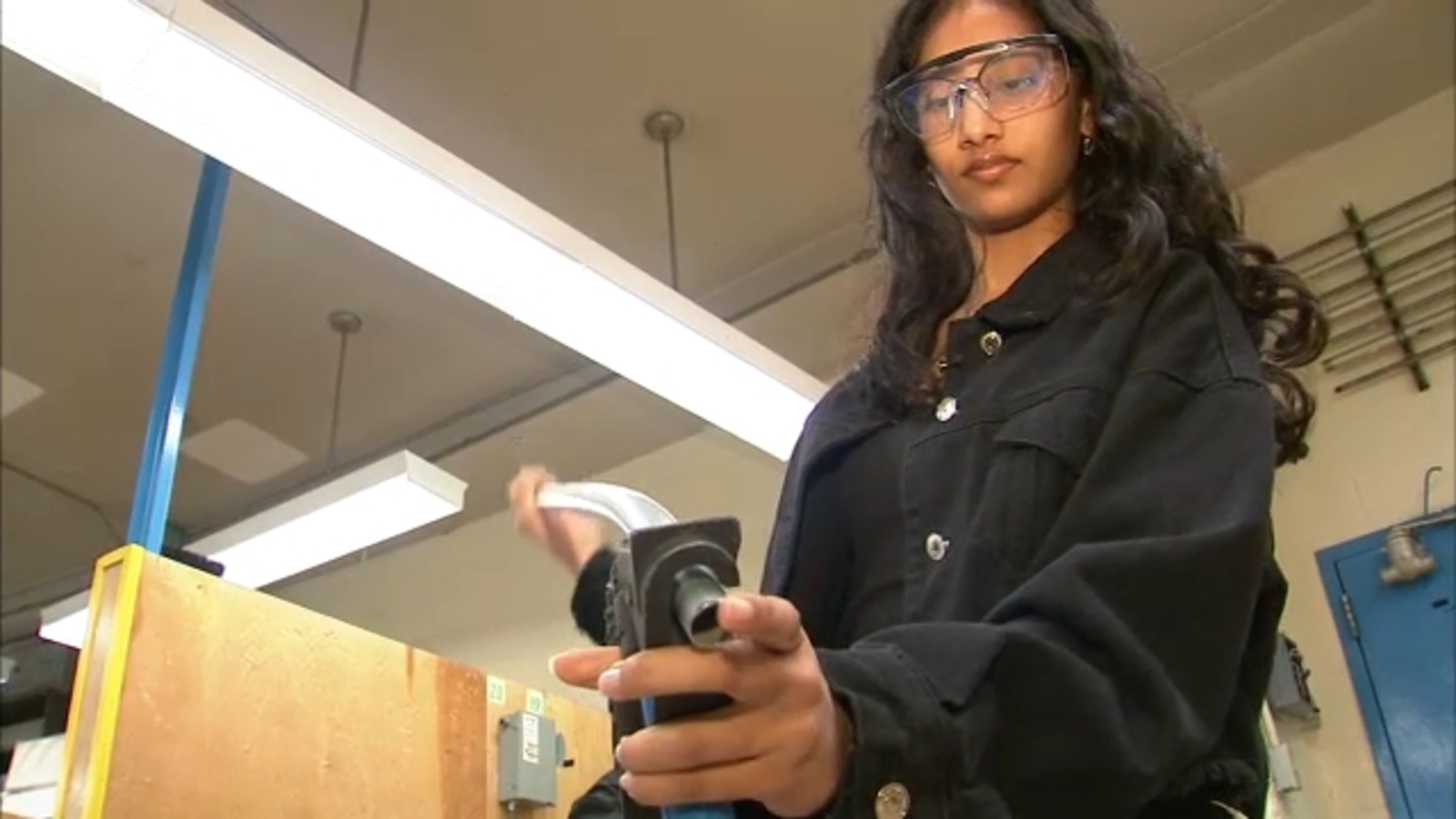 Students design, build and install solar panels in program at Thomas ...