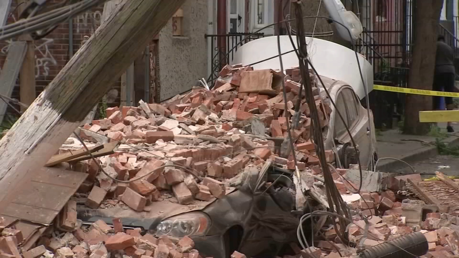 Wall of Philadelphia home collapses knocking down streetlight, crushing ...
