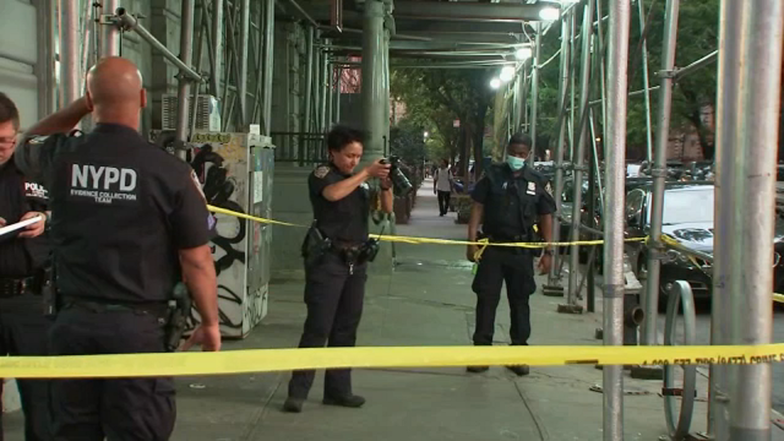 NYPD searching for man behind stabbing in Harlem - ABC7 New York